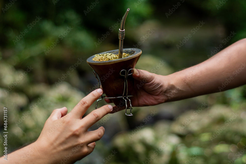 manos compartiendo mate. bebida tradicional argentina y uruguaya ...