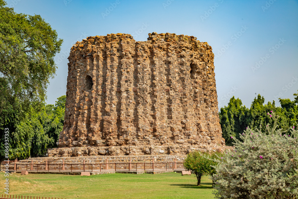 Old Delhi. Qutub Minar Complex, the Qutub Minar from the Quwwat-ul ...