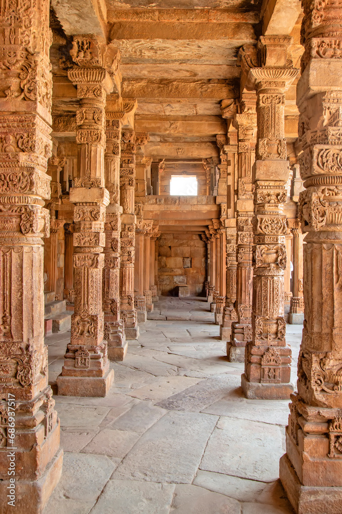 Carving Sandstone Columns in the courtyard of Quwwat-Ul-Islam mosque ...
