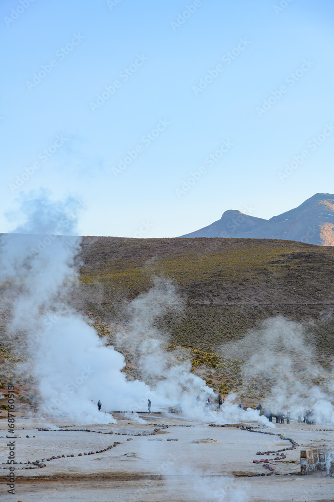 Gêiser Tatio no deserto do Atacama durante nascer do sol no final de ...