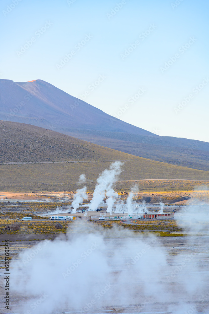 Gêiser Tatio no deserto do Atacama durante nascer do sol no final de ...