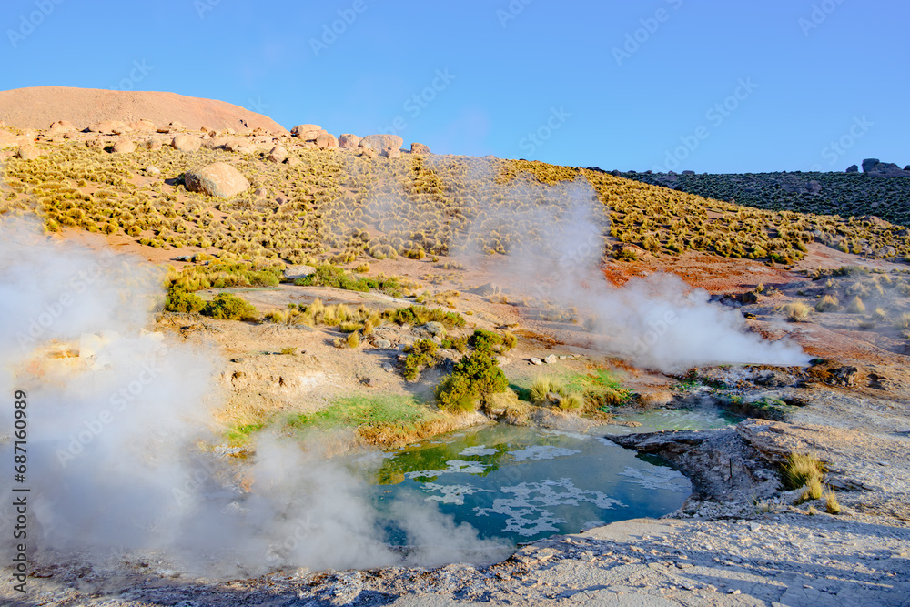 Gêiser Tatio no deserto do Atacama durante nascer do sol no final de ...