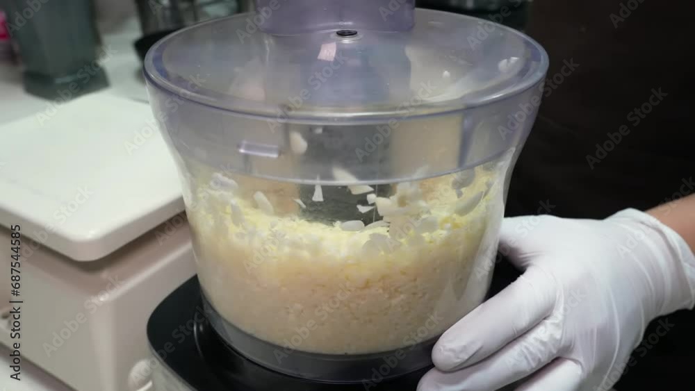 Vidéo Stock Process of frying crushed garlic, then blending it with ...