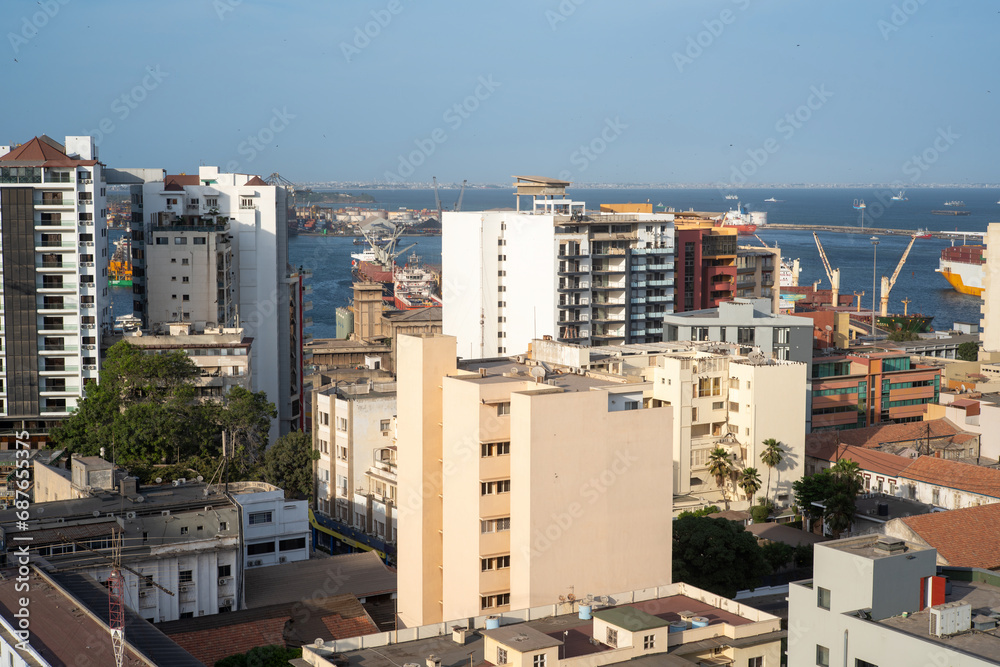 vue panoramique du centre ville de Dakar et son port au Sénégal en ...