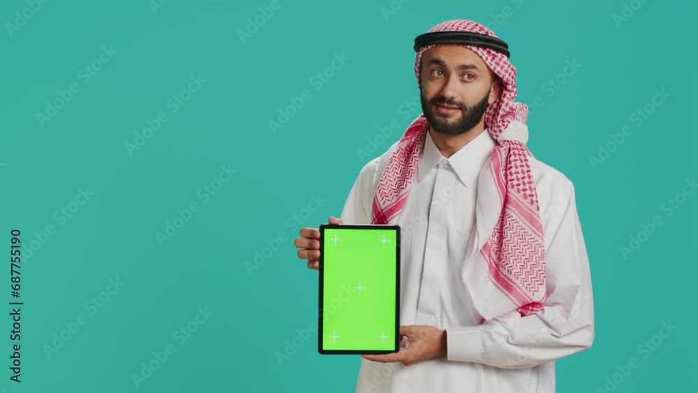 Vidéo Stock Arab guy presents greenscreen display over studio ...
