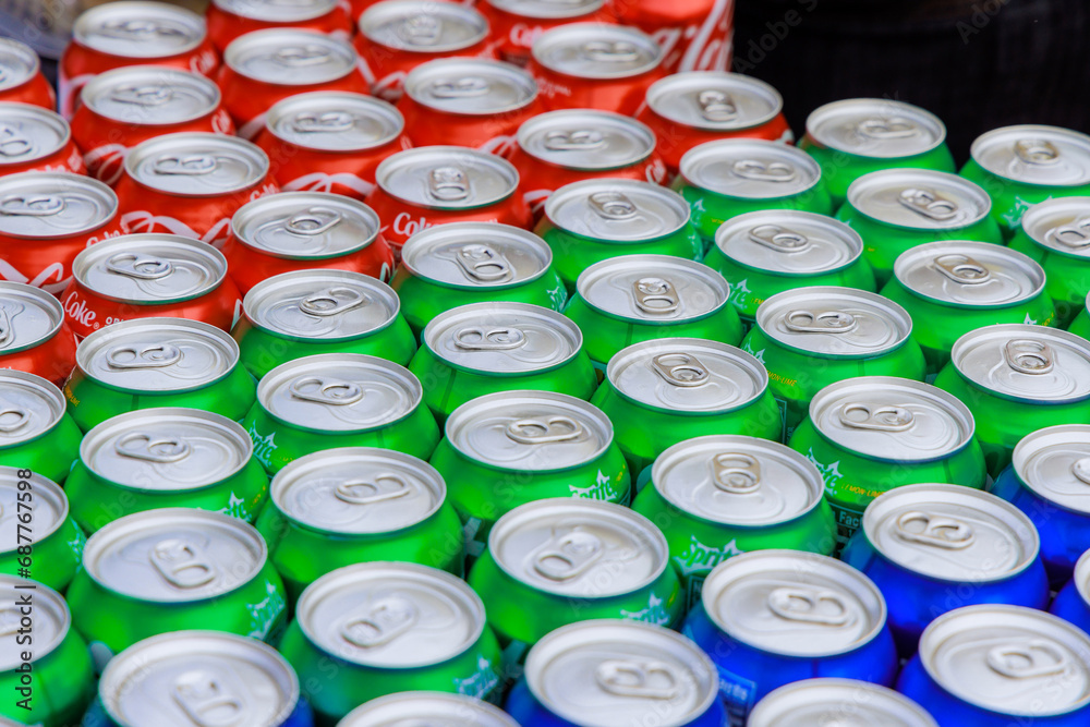 There are many aluminum cans of sparkling drinks such as Sprite, Coca ...