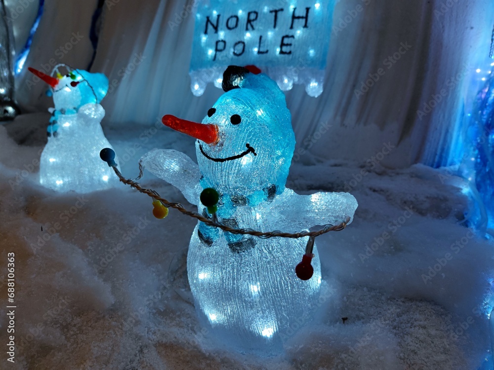 Transparent snowmen ornaments and a beautifully decorated signpost ...