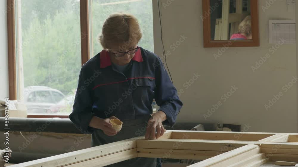 Vidéo Stock Carpenter Covers Finished Window Frame With Wood Putty ...