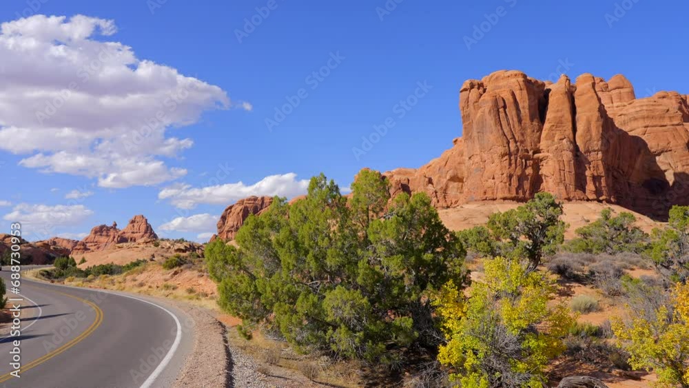 Vidéo Stock Establishing shot of mountain trail with red rocks ...