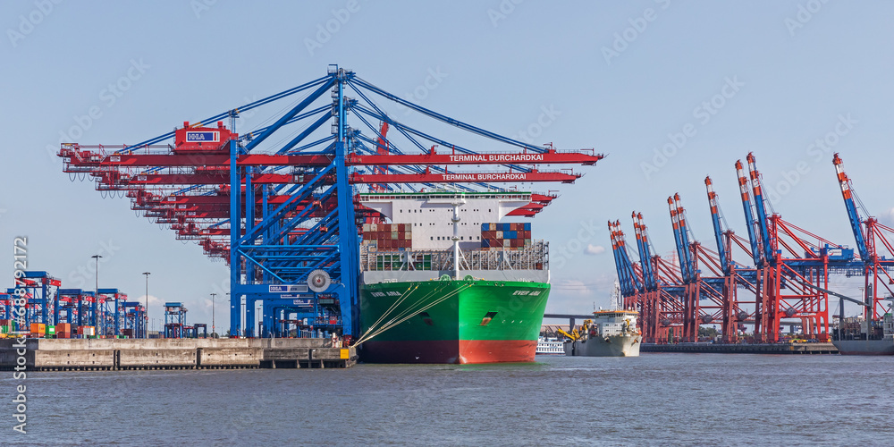 Das Containerterminal Burchardkai im Hamburger Hafen mit dem ...