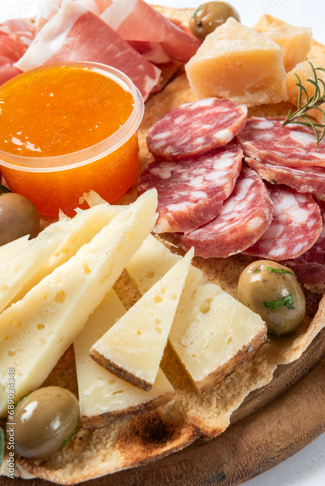 Tagliere con formaggi e salumi italiani, cibo rustico, europeo Stock ...