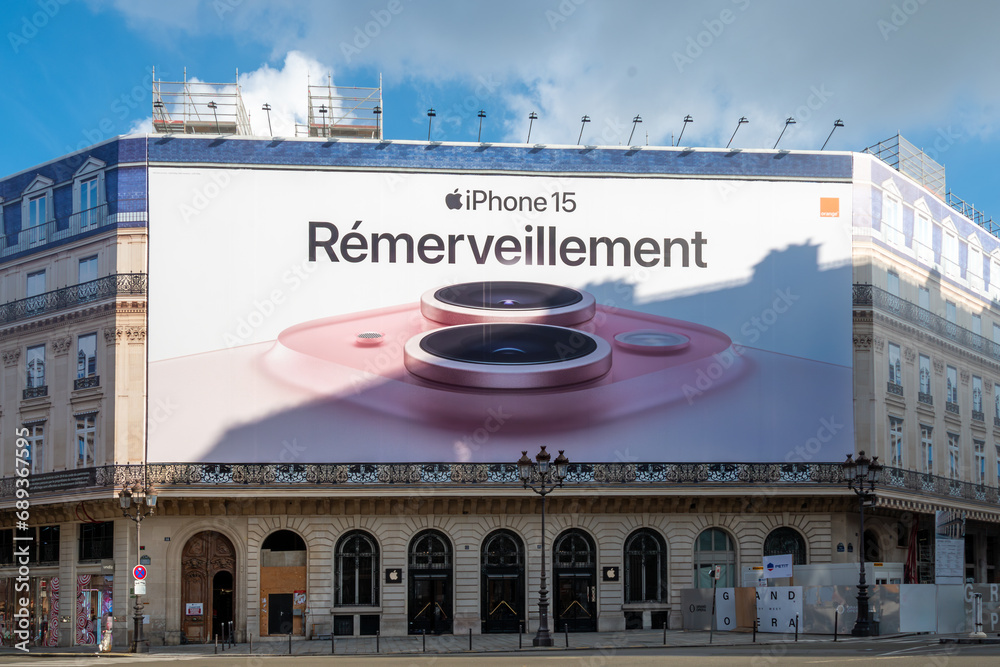Paris, France - 6 décembre 2023: Affiche publicitaire géante Apple ...