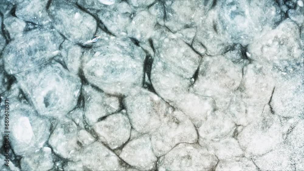 Vidéo Stock Freakishly frozen ice on the reservoir, large pieces of ice ...