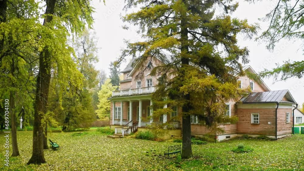 Vidéo Stock An old wooden manor house with a balcony set on white ...