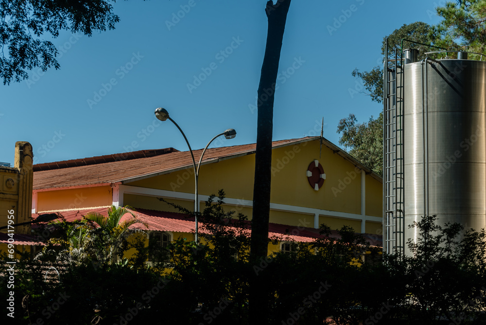 uma industria de envasamento de água mineral, com a imagem dos ...