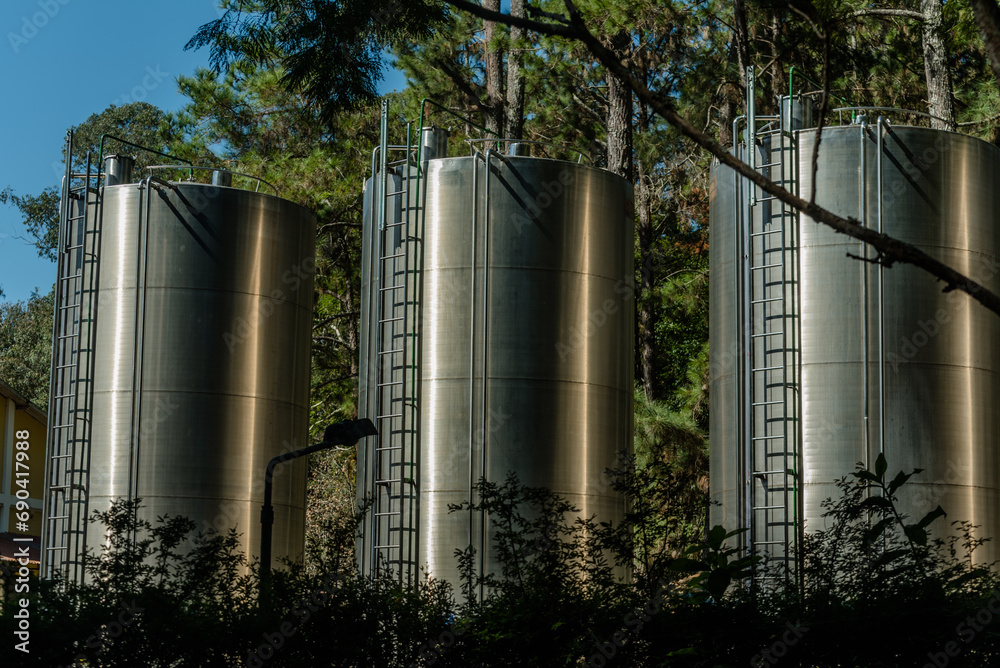 uma industria de envasamento de água mineral, com a imagem dos ...