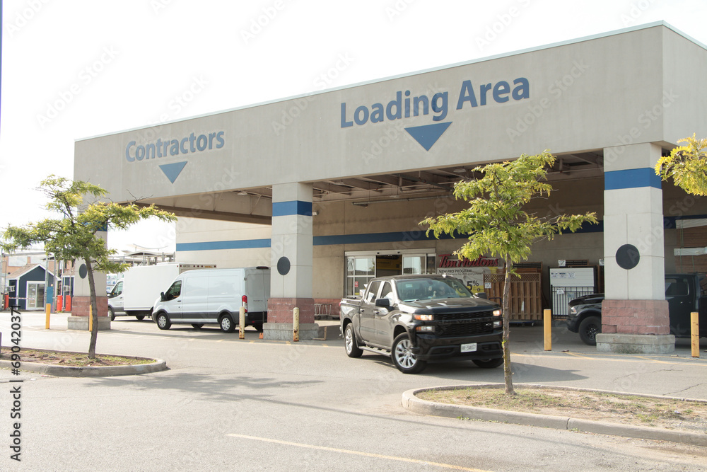 Fotka „contractors and loading area with signs on roof ceiling facade ...