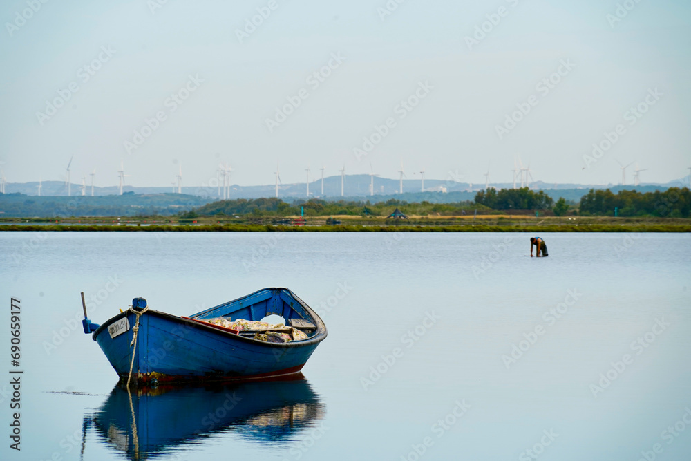 Il borgo di Sant'Antioco e le barche dei pescatori visti dallo stagno ...