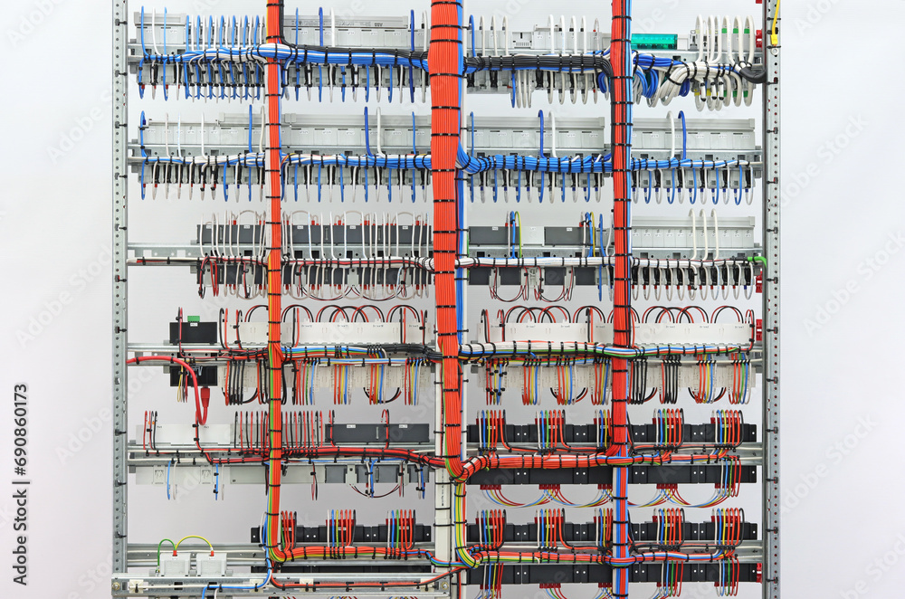 Connection of modules by means of insulated electrical mounting wires ...