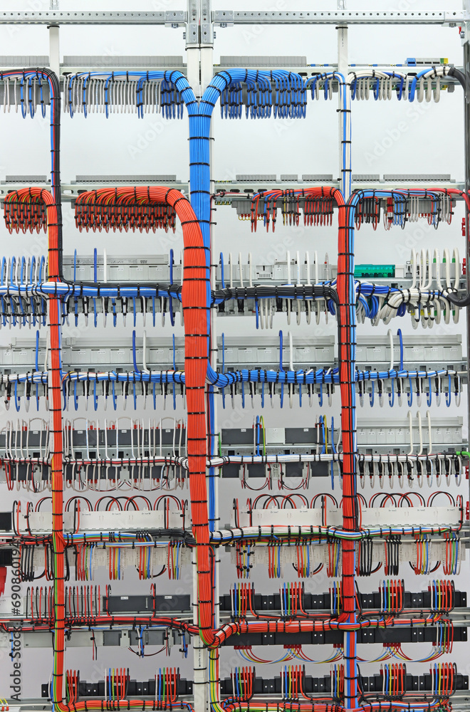 Connection of modules by means of insulated electrical mounting wires ...