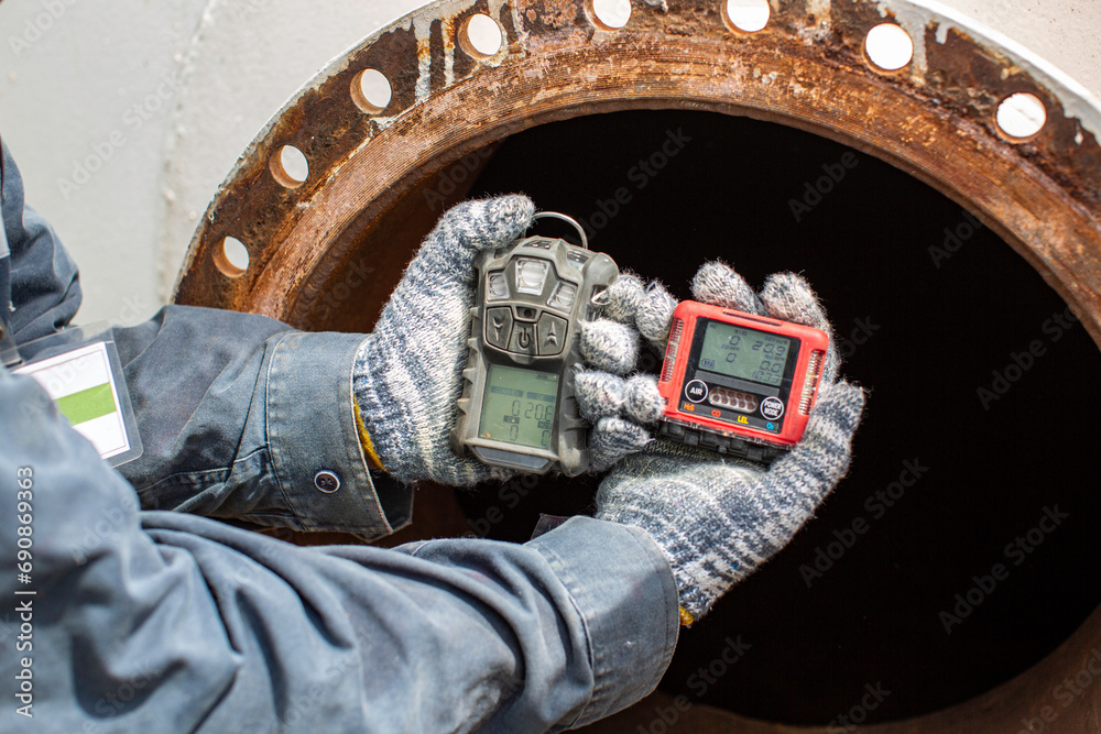 Foto de Worker hand holding gas detector inspection safety gas testing ...