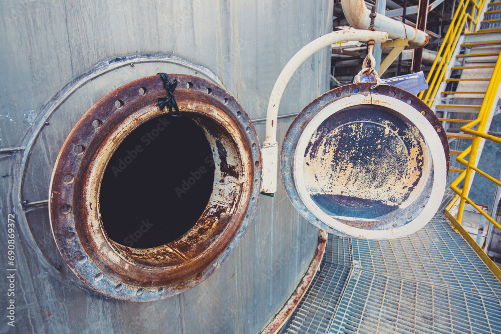 Foto de Opened rusty manhole on shell plate storage tank confined space ...
