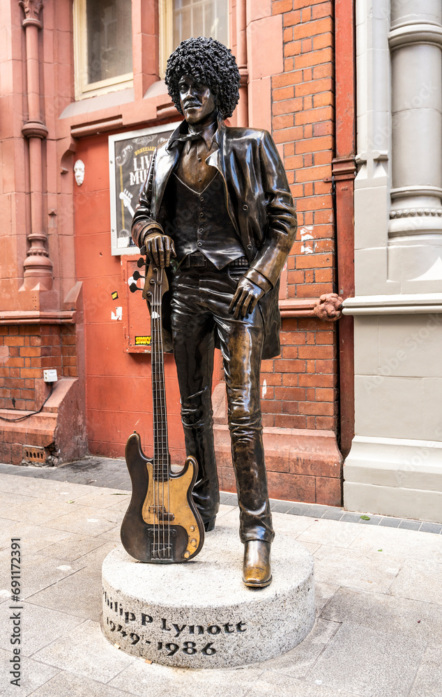 Bronze statue of Phil Lynott by sculptor Paul Daly in Harry Street ...