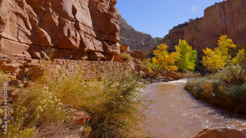 Vidéo Stock Establishing shot of mountain trail with red rocks ...
