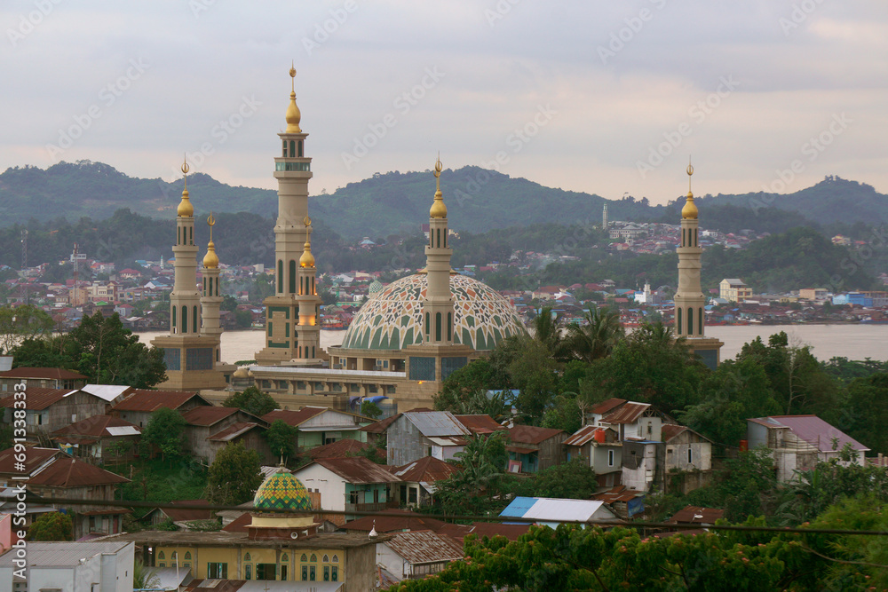 Samarinda Islamic Center Mosque, also known as Baitul Muttaqien Mosque ...