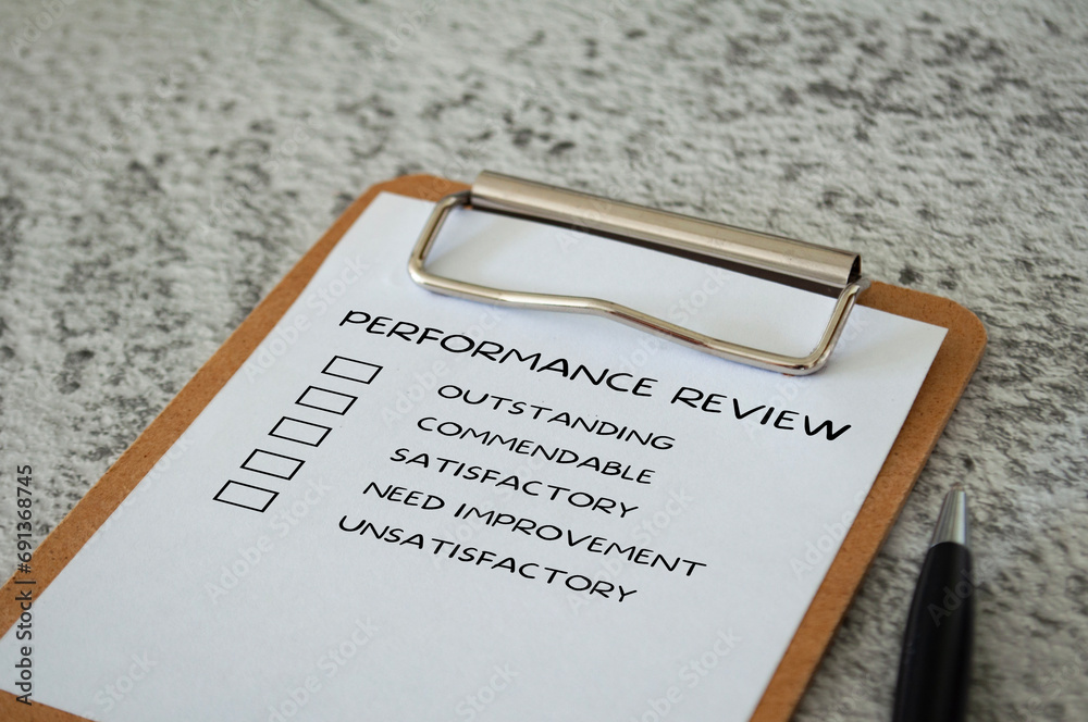 Foto de Performance Review checklist on clip board with pen ...