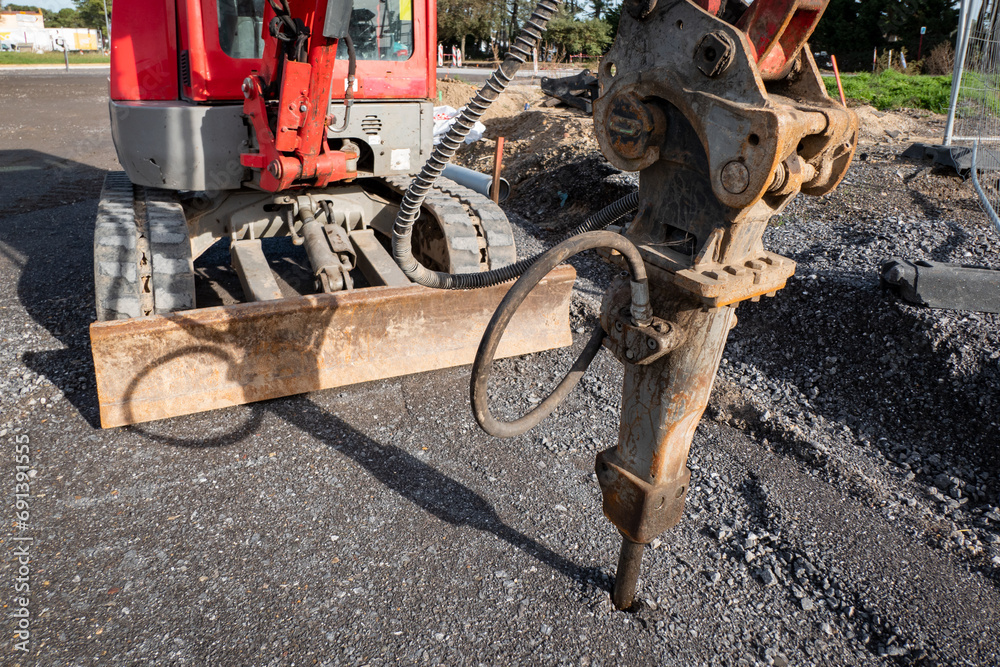 Escavadora hidráulica com o martelo hidráulico para escavar o duro solo ...