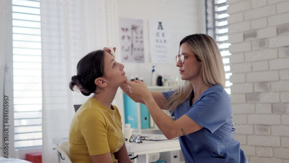 Vídeo do Stock: Title: Doctor examining lymp nodes on neck of the ...