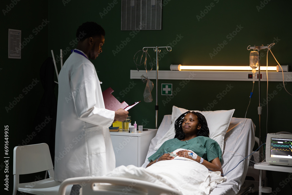 Foto de African patient smiles as the doctor announces positive ...