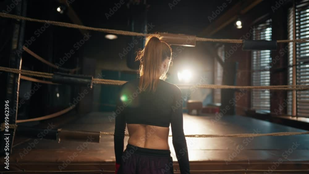 Stockvideo Barefooted woman boxer fighter in sportswear with ponytail ...
