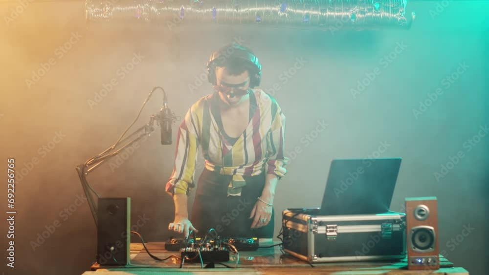 Vidéo Stock Cool funky DJ acting silly mixing with tongue out, fooling ...