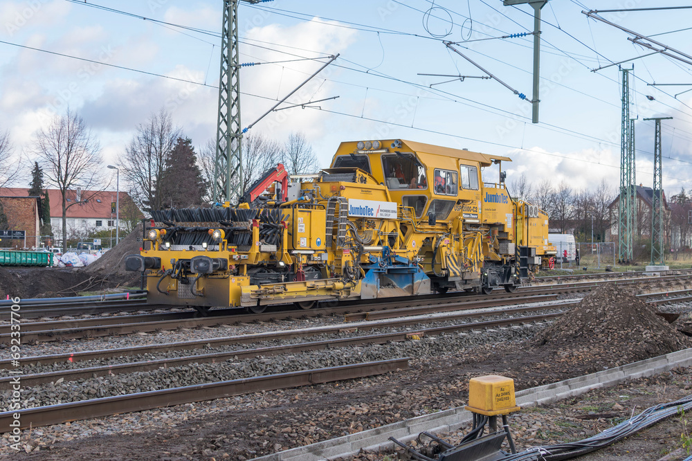 Eine Gleisbaumaschine im Gleisbau mit Bürste und Pflug, Deutschland, 26 ...