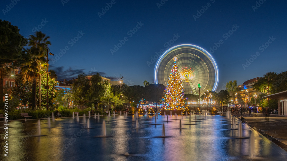 Illuminations de la place Massena à Nice sur la Côte d'Azur pour Noël ...