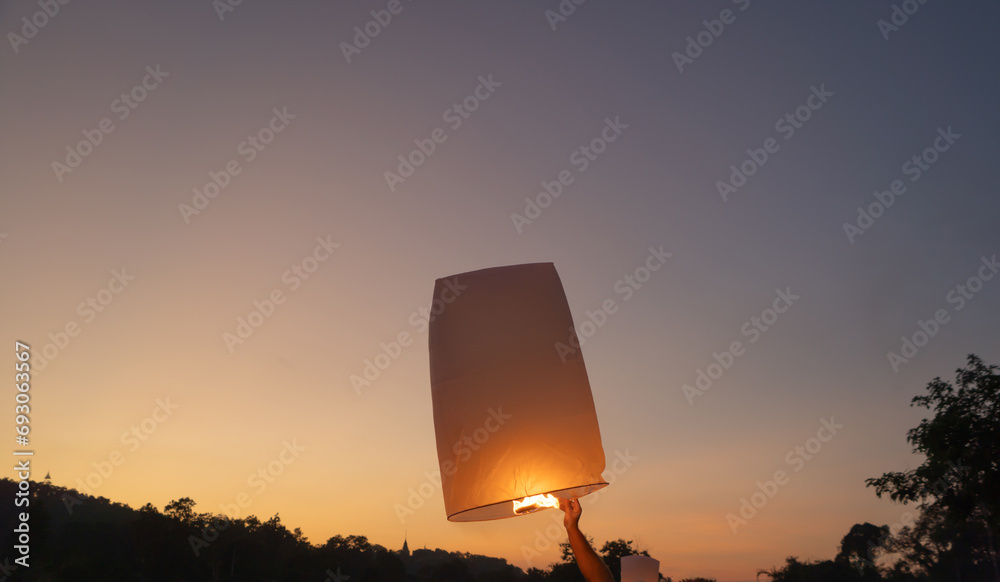 Thai people release sky floating lanterns or lamp to worship Buddha's ...