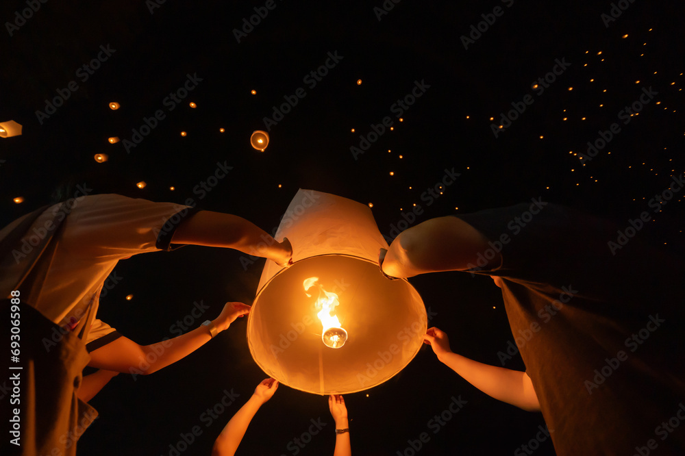 Thai people release sky floating lanterns or lamp to worship Buddha's ...