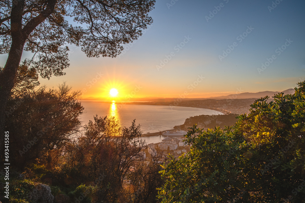Coucher de soleil sur Nice et la mer avec la baie des anges depuis le ...