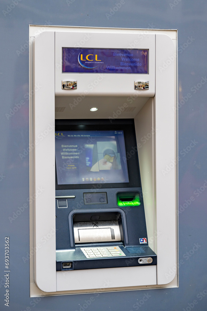 distributeur de billet en extérieur dans un hall de banque LCL Stock ...