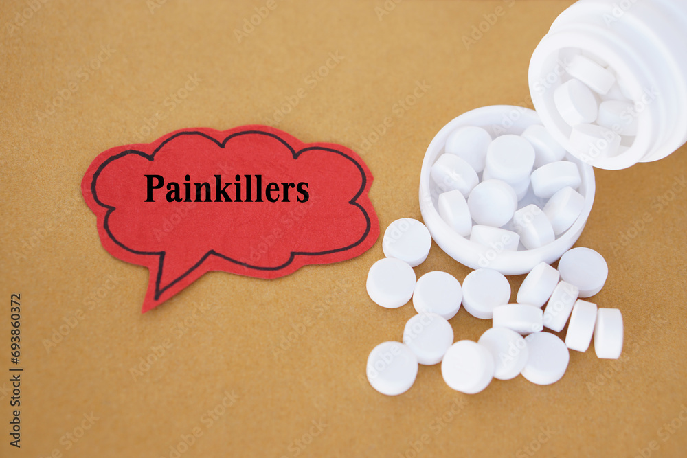 Foto Stock Text Painkillers on red bubble speech Blurred White pills ...