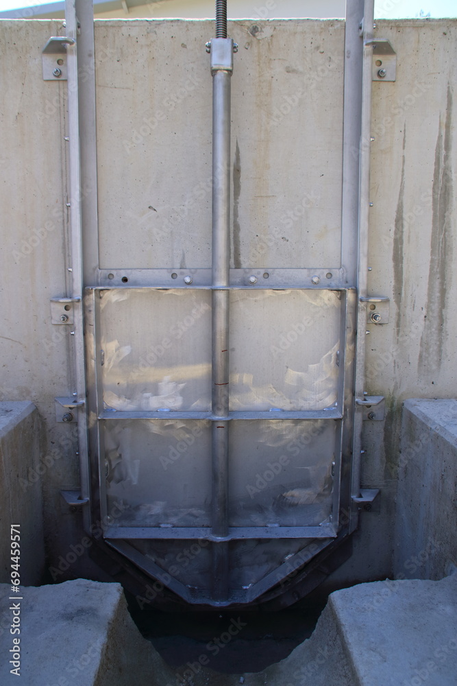 Absperrschieber im Zulauf einer Kläranlage in geschlossenem Zustand ...