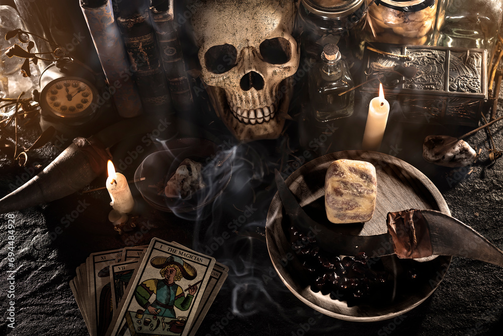 Un altar enigmático cubierto de objetos esotéricos, incluyendo una ...