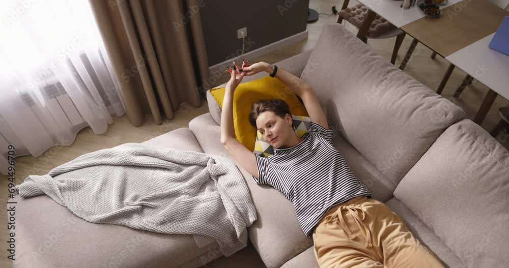 Vidéo Stock Woman, utterly exhausted and lacking energy into sofa ...