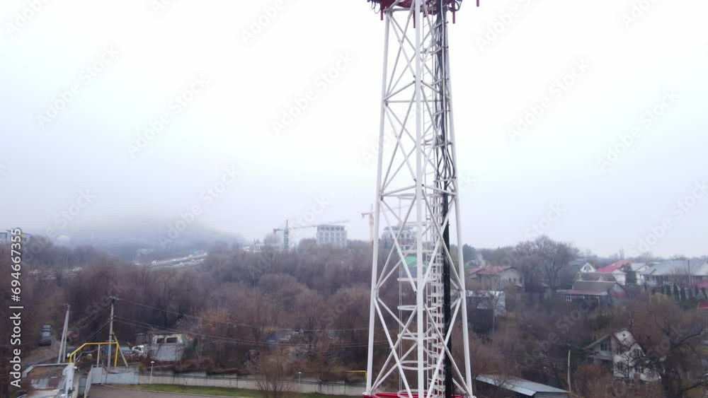 Vidéo Stock Flight of a mobile operator tower with sector antennas of a ...