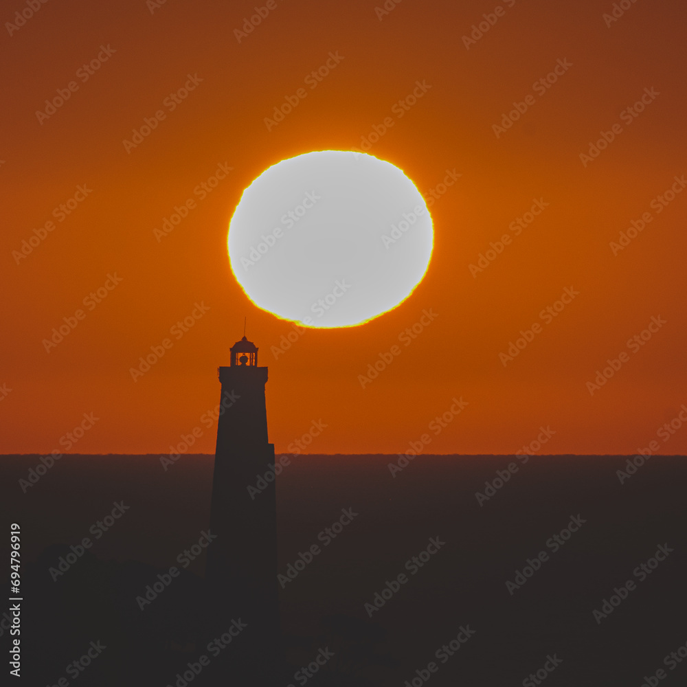 Coucher de soleil en bord de mer sur le phare de la presqu'île du Cap ...