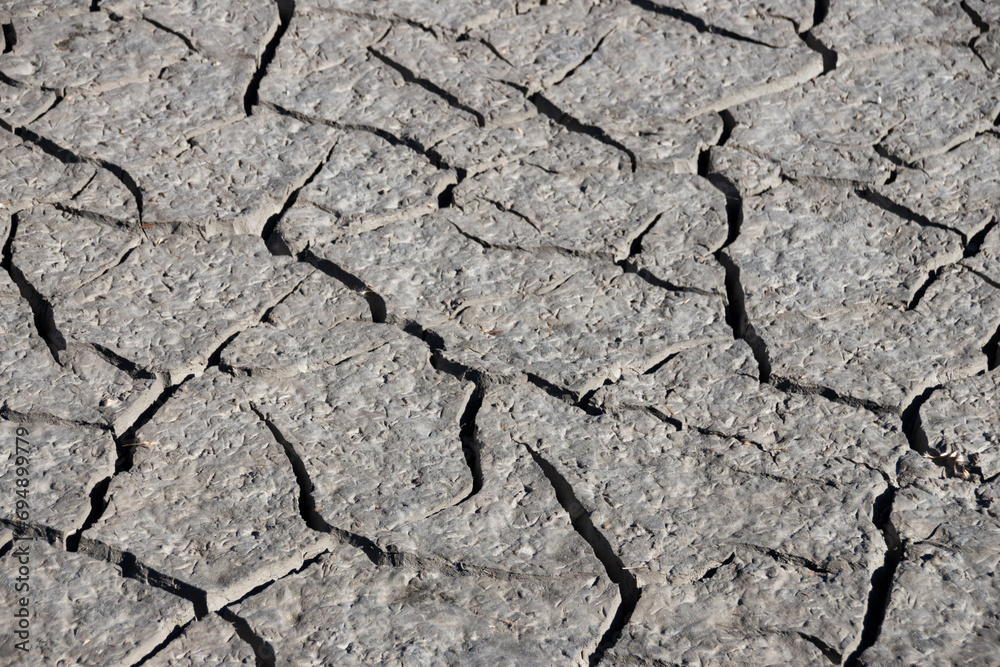 Terreno cuarteado por condiciones climáticas extremas debidas a la ...