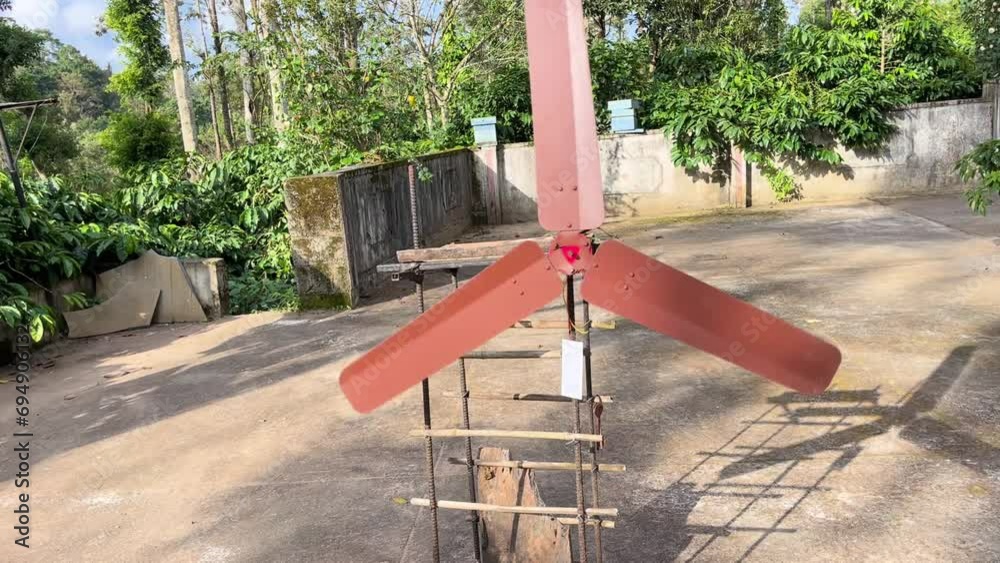 Vidéo Stock Fan spinning and the small panel of led is glowing showing ...