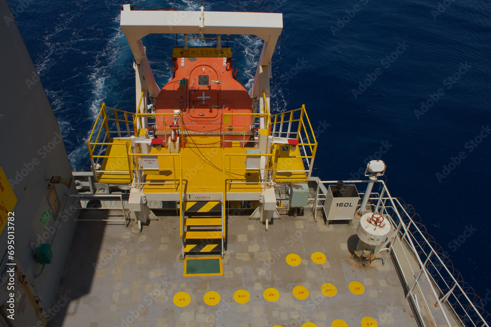 Muster stations and free fall life boat of a merchant ship at sea foto ...